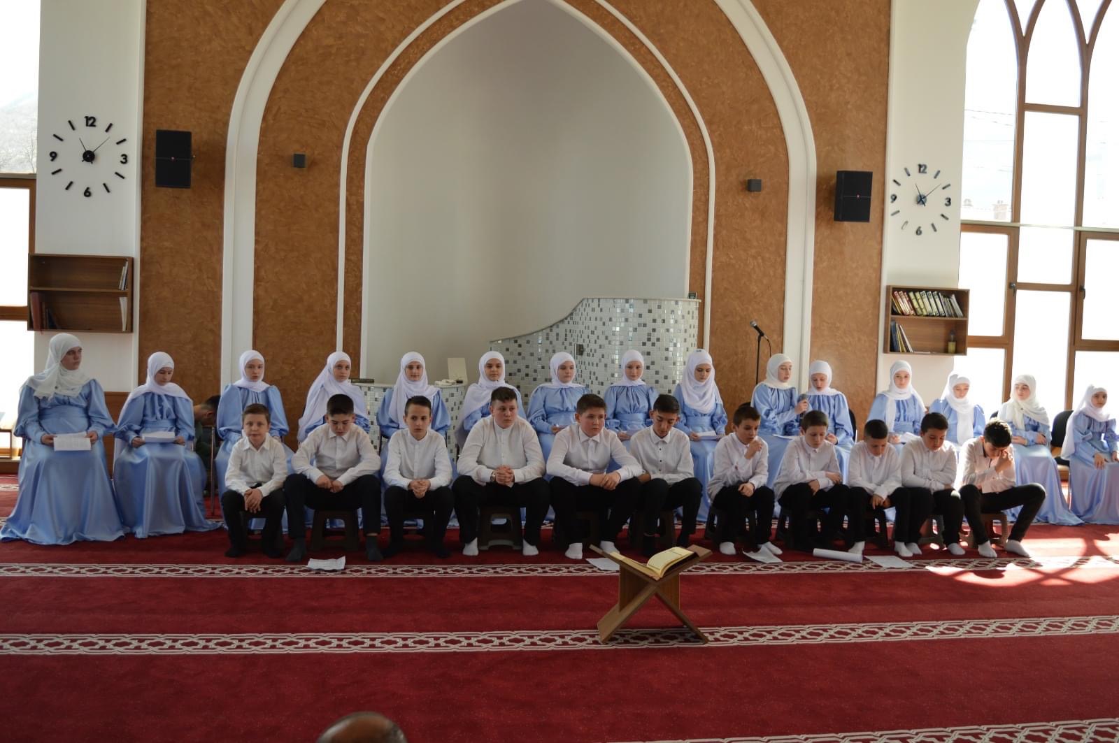 26 nxënës nga Lubizhda e Prizrenit e bënë Hatme Kur’anin – RTV PENDIMI