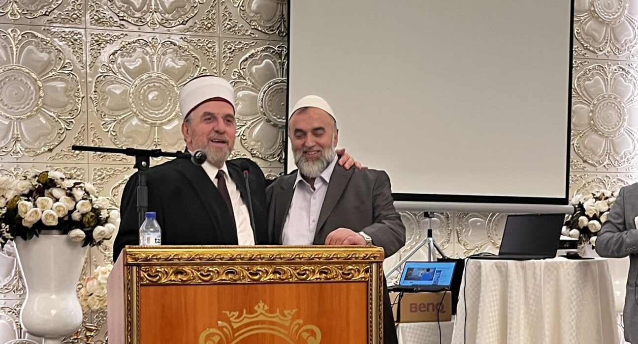 Hoxha Mazllam Mazllami shtron iftar të pensionimit të tij, i behët ...
