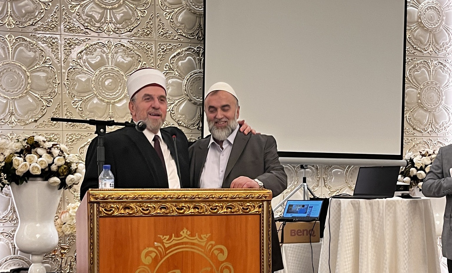 Hoxha Mazllam Mazllami shtron iftar të pensionimit të tij, i behët ...